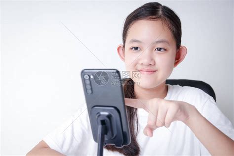 亚洲女孩使用智能手机摄像头在互联网上记录现场活动高清图片下载 正版图片504361309 摄图网