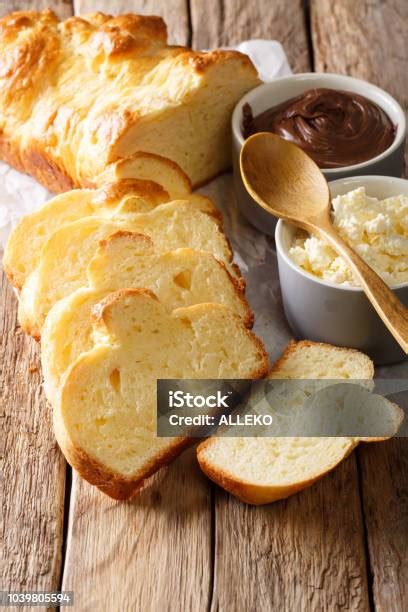 프랑스 Brioche 빵과 크림 마스 카 치즈 초콜릿 크림 클로즈업 수직 갈색에 대한 스톡 사진 및 기타 이미지 갈색