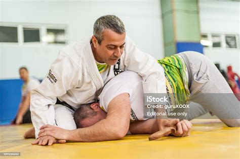 Kapap 강사 Avi Nardia 칼 공격 자기 방어 기법을가 르 친다 가지 식물 부위에 대한 스톡 사진 및 기타 이미지
