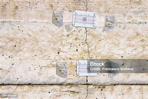 表面の亀裂や関節を横切る動きを測定するように設計されたプラスチック機械クラックメーター 基礎の構造障害の沈下のために損傷したコンクリート壁の