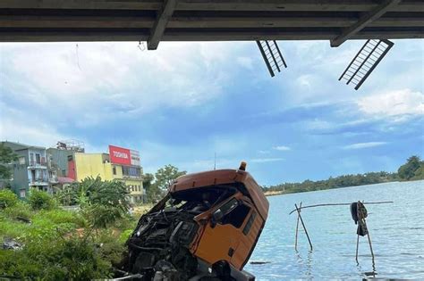 Thừa Thiên Huế Xe đầu Kéo ủi Bay Thành Cầu Ca Bin đứt Rời Rơi Xuống Sông Báo Tiền Phong