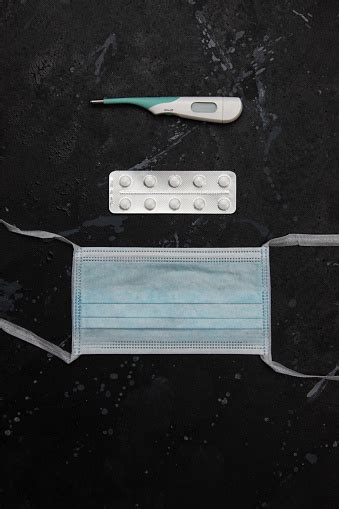 어두운 고민 배경 발열 온도계 알약과 얼굴 마스크에 새로운 코로나 바이러스에 대한 개인 보호 0명에 대한 스톡 사진 및 기타