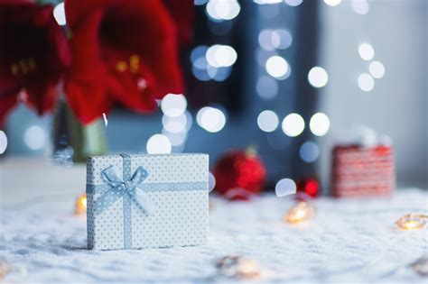 흰색 선물 상자 실내 빨간 홈 크리스마스 장식과 낮에 흐리게 보케 배경 나비매듭에 대한 스톡 사진 및 기타 이미지 나비매듭 타탄 체크무늬 가정 생활 Istock