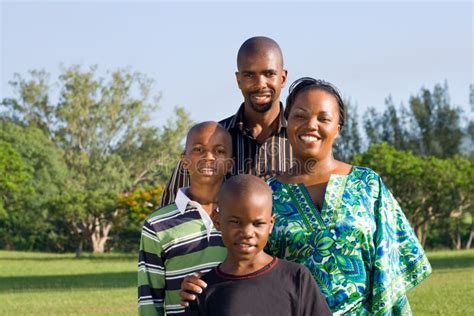 Retrato Africano De La Familia Foto De Archivo Imagen De Poco Encantador 50155614