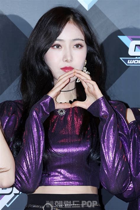 포토 신비 포즈는 진지하게 헤럴드 POP