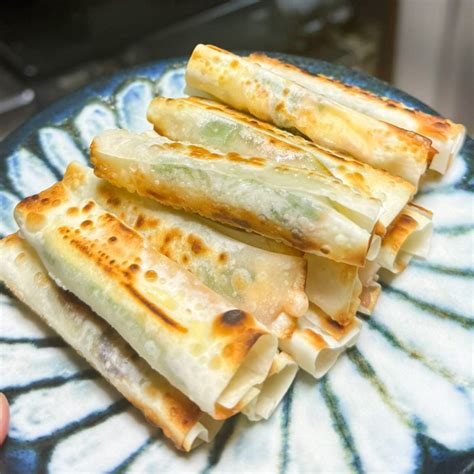 最近ハマってるおつまみ。ワンタンの皮で、カットしたベビーチーズ・大葉・ちくわ、お好みで明太子チューブをちょこっとを巻いてこんがり焼いたやつ。すすよ。