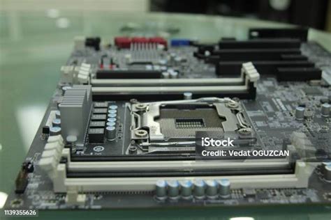 ซ็อกเก็ต Cpu ของเมนบอร์ดคอมพิวเตอร์ ภาพสต็อก ดาวน์โหลดรูปภาพตอนนี้ การซ่อมแซม กิจกรรมที่มี