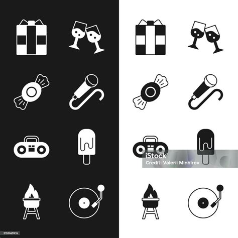 마이크 사탕 선물 상자 샴페인 한 잔 두 개의 스피커가 있는 홈 스테레오 아이스크림 비닐 플레이어 디스크 및 바베큐 그릴 아이콘을 설정합니다 벡터 Dj에 대한 스톡 벡터