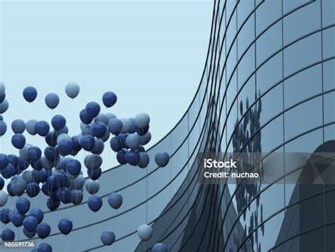 푸른 풍선의 보기 생각 축 하의 부동 하 여 푸른 하늘에 둥근 건축 3d 렌더링 풍선 유리 건물에 반영 0명에 대한 스톡 사진 및 기타 이미지 Istock