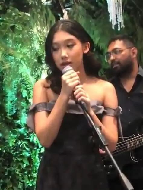 8 Potret Empat Putri Tora Sudiro Dibalut Kebaya Dan Gaun Hitam Saat