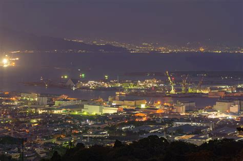 일본 시즈오카 구의 산업 공학 개념에서 석유 화학 정유 공장과 바다의 공중 보기 석유 및 가스 탱크 는 산업의 파이프 라인 현대