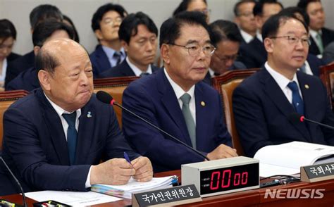 굳은 표정의 송두환 국가인권위원장 네이트 뉴스