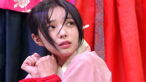 电影：漂亮女刺客被抓，果断牺牲色相，男人全部沦陷，结局意外！腾讯新闻