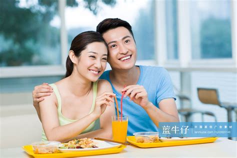 幸福的情侣在餐厅用餐 蓝牛仔影像 中国原创广告影像素材