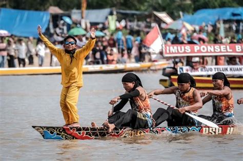 Mengenal Si Penari Cilik Yang Viral Di Festival Pacu Jalur 2023