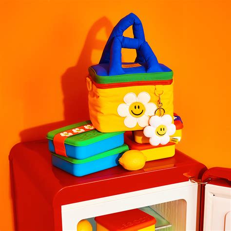 위글위글 공식 인스타그램 Open 위글위글 카페로 놀러오세요 위글위글만의 위트가 가득한 새로운 공간 위글위글 카페가 명동에서 시작됩니다 위글위글 명동 플래그십 매장과