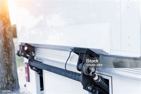 도시 거리에 있는 유압 리프트 메커니즘이 있는 현대적인 흰색 배달 트럭 테일 도어의 클로즈업 세부 보기 근접 촬영 트럭 백 엘리베이터 금속 루프 장비 산업에 대한 스톡 사진