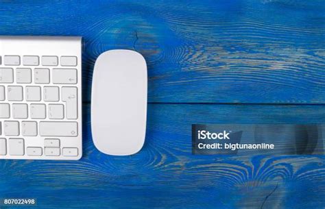 Tempat Kerja Bisnis Dengan Komputer Keyboard Nirkabel Dan Mouse Di
