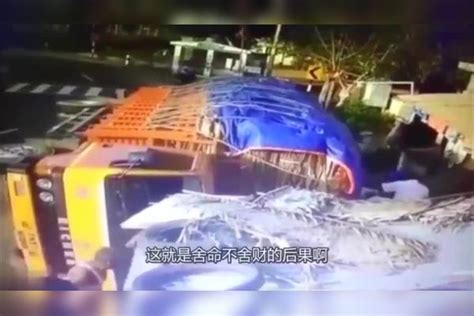 印度摩托车男子本有活命机会，要不是监控，谁知道他这么无知