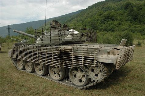Т-62 с решетчатыми противокумулятивными экранами \T-62 with lattice by ...