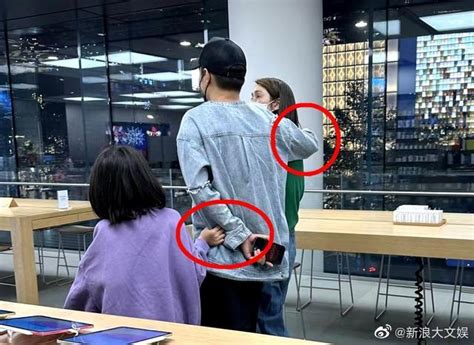 洪欣张丹峰带女儿逛街被网友偶遇 夫妻搂肩十分恩爱甜蜜 新浪图片