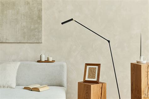 흰색 모의 포스터 프레임 그는 나무 큐브와 개인 액세서리에 램프와 거실 인테리어의 세련된 현대적인 구성 중립적인 색상 템플렛 0명에 대한 스톡 사진 및 기타 이미지 Istock