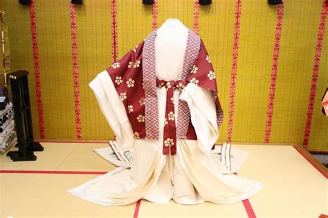 A White Layered Junihitoe Designed To Show Off The Karaginu Chinese Jacket Japanese Outfits