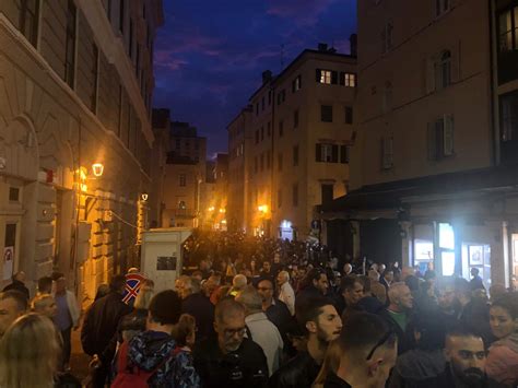 Sparatoria Trieste La Fiaccolata In Memoria Dei Poliziotti Uccisi