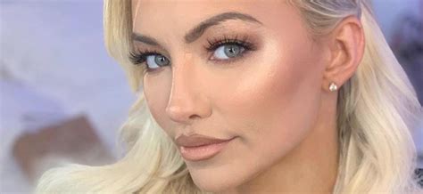 Lindsey Pelas Running Around Nyc In Swimsuit Is Per Usual
