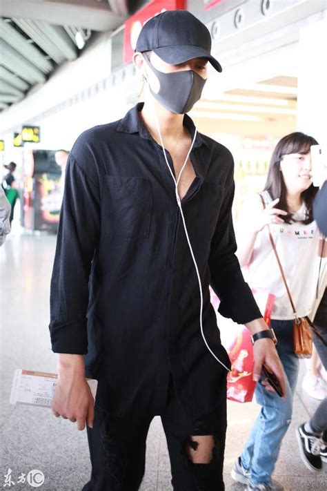 黃子韜一身黑色著裝現身機場，網友：黃金靴子好亮眼 每日頭條