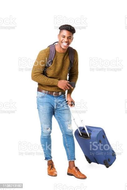 여행 가방 및 핸드폰 고립 된 흰색 배경에 서 있는 전체 길이 행복 한 젊은 흑인 남자 여행 가방에 대한 스톡 사진 및 기타 이미지 여행 가방 전신 스튜디오 촬영