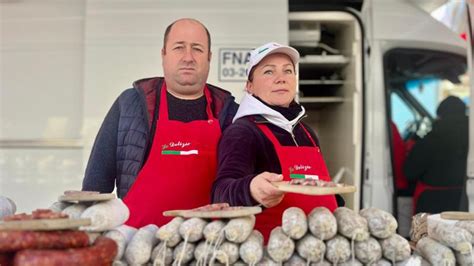 La Famiglia Condrea Dalla Romania Al Mercato Di Intra Per Vendere L