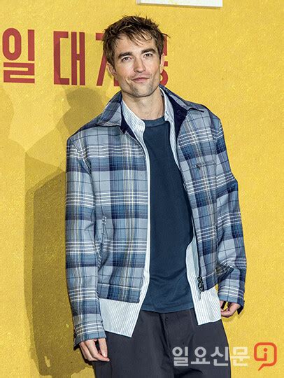 로버트 패틴슨 ‘모델같은 포즈 일요신문