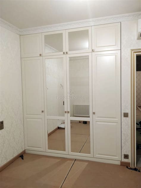 Шкаф распашной трехдверный классика - 87 фото