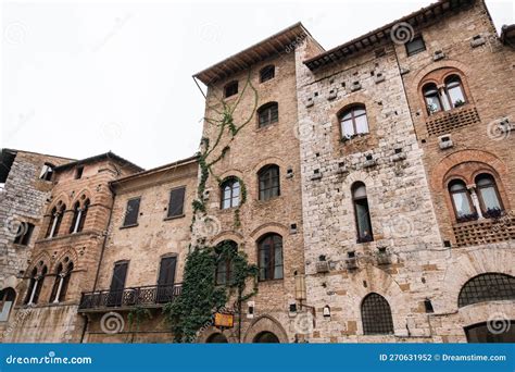 Los Edificios Medievales De Una Plaza De San Gimignano Con Una Planta