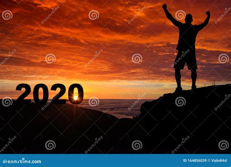 Silhueta De Homem No Topo Da Montanha Observando O Nascer Do Sol E 2020