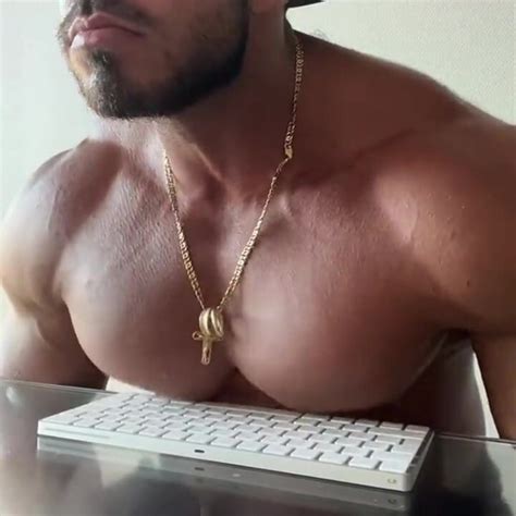 Muscle Hunk Typing With His Juicy Pecs ThisVid