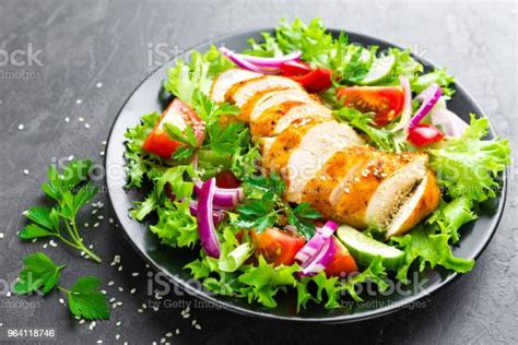 닭고기와 함께 샐러드입니다 닭 가슴살과 신선한 야채 샐러드입니다 고기 샐러드 접시에 신선한 야채와 치킨 필렛 0명에 대한 스톡 사진 및 기타 이미지 Istock