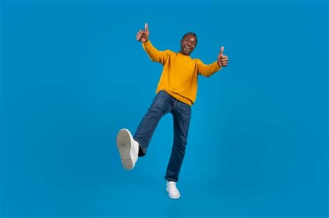 Joyeux Homme Afro Américain Montrant Le Pouce Levé Sur Bleu Photo Premium
