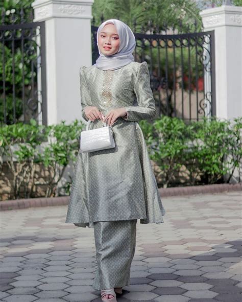 Pin oleh Srihamidah di Baju untuk dipakai | Model baju wanita, Model pakaian hijab, Model pakaian