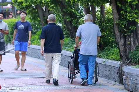 6万亿银发市场下，老年人挺直腰板 知乎