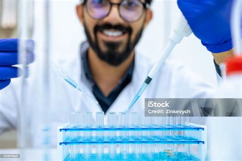 医学実験室でフラスコ付きピペットとガラススポイトを使用する男性科学者 1人のストックフォトや画像を多数ご用意 1人 Stem教育