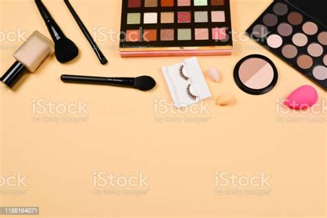 화장품 미용 제품 파운데이션 립스틱 아이 섀도우 아이 래쉬 브러시 및 도구와 전문 트 렌 디 한 메이크업 제품 개념에 대한 스톡