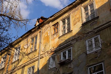 창문과 발코니가 있는 노란색 갈색 오래된 건물 외관의 일부 오데사 우크라이나 구시가지 도심의 전형적인 세미 폐허가 된 집 밝은 화창한 봄 사진 0명에 대한 스톡 사진 및