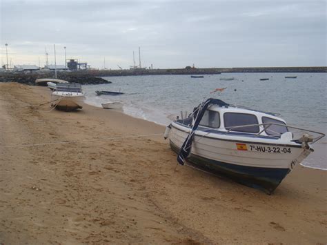 MAZAGÓN BEACH Los barcos que se soltaron de Puertobarato siguen varados en la playa de Ciparsa