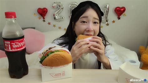 Cute Young Korean Streamer Eats 2 Burgers No Sound