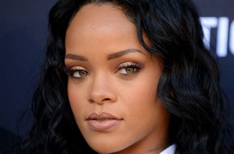 Sesión de Fotos de Monja Desnuda Rihanna protagonizó una sesión de fotos provocativa y