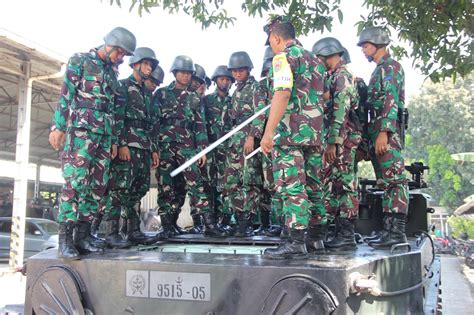 PRAJURIT YONRANRATFIB MAR TERIMA PELAJARAN OTOMOTIF RANPUR