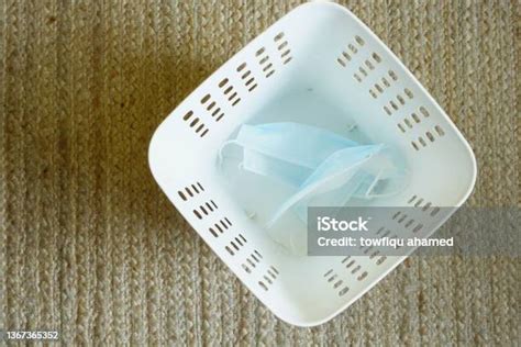 의료용 얼굴 마스크와 장갑을 쓰레기통에 보관하고 상단 보기 0명에 대한 스톡 사진 및 기타 이미지 0명 감기와 독감 건강관리와 의술 Istock