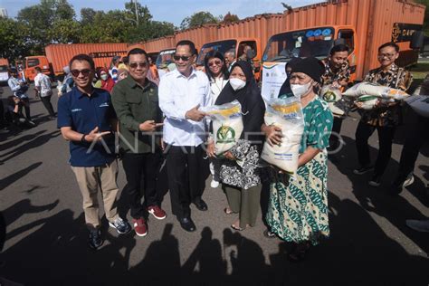 PENYALURAN PROGRAM BANTUAN PANGAN ANTARA Foto